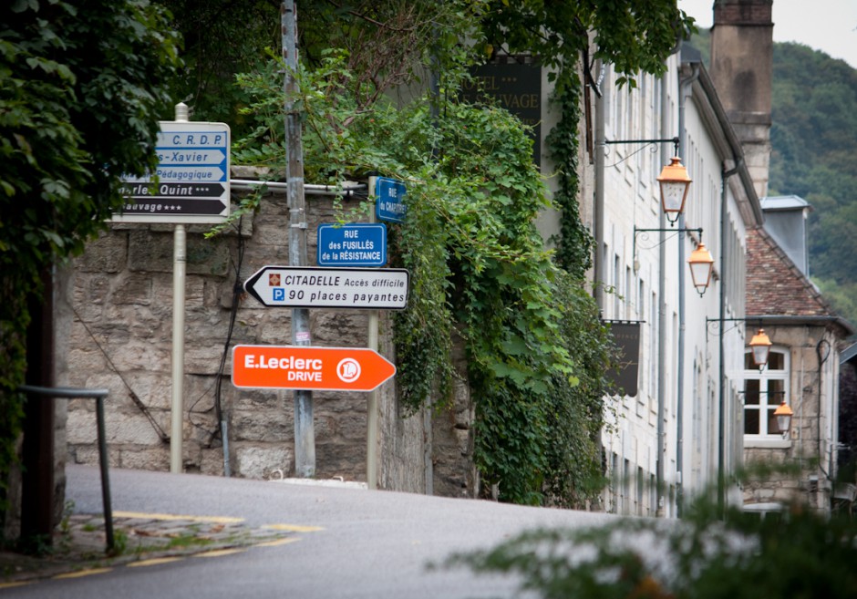 Alerte enlèvement : un panneau du Leclerc Drive retrouvé au pied de la ...